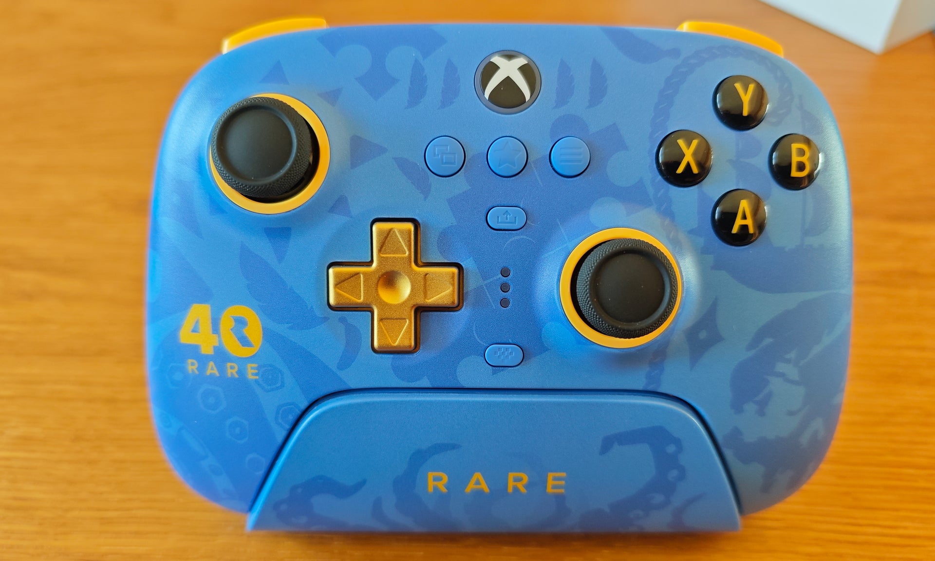 8BitDo Rare 40th Anniversary Edition Controller im Test - blau ...