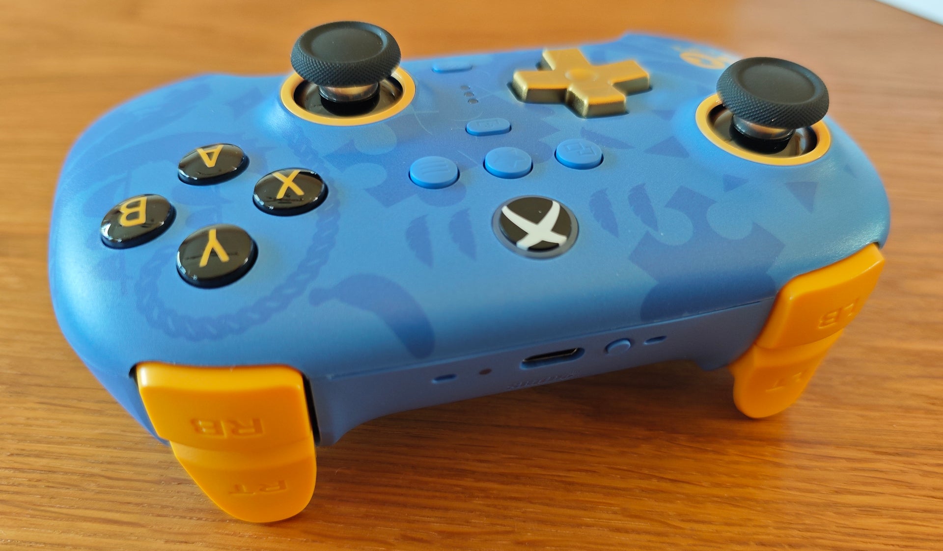 8BitDo Rare 40th Anniversary Edition Controller im Test - blau ...