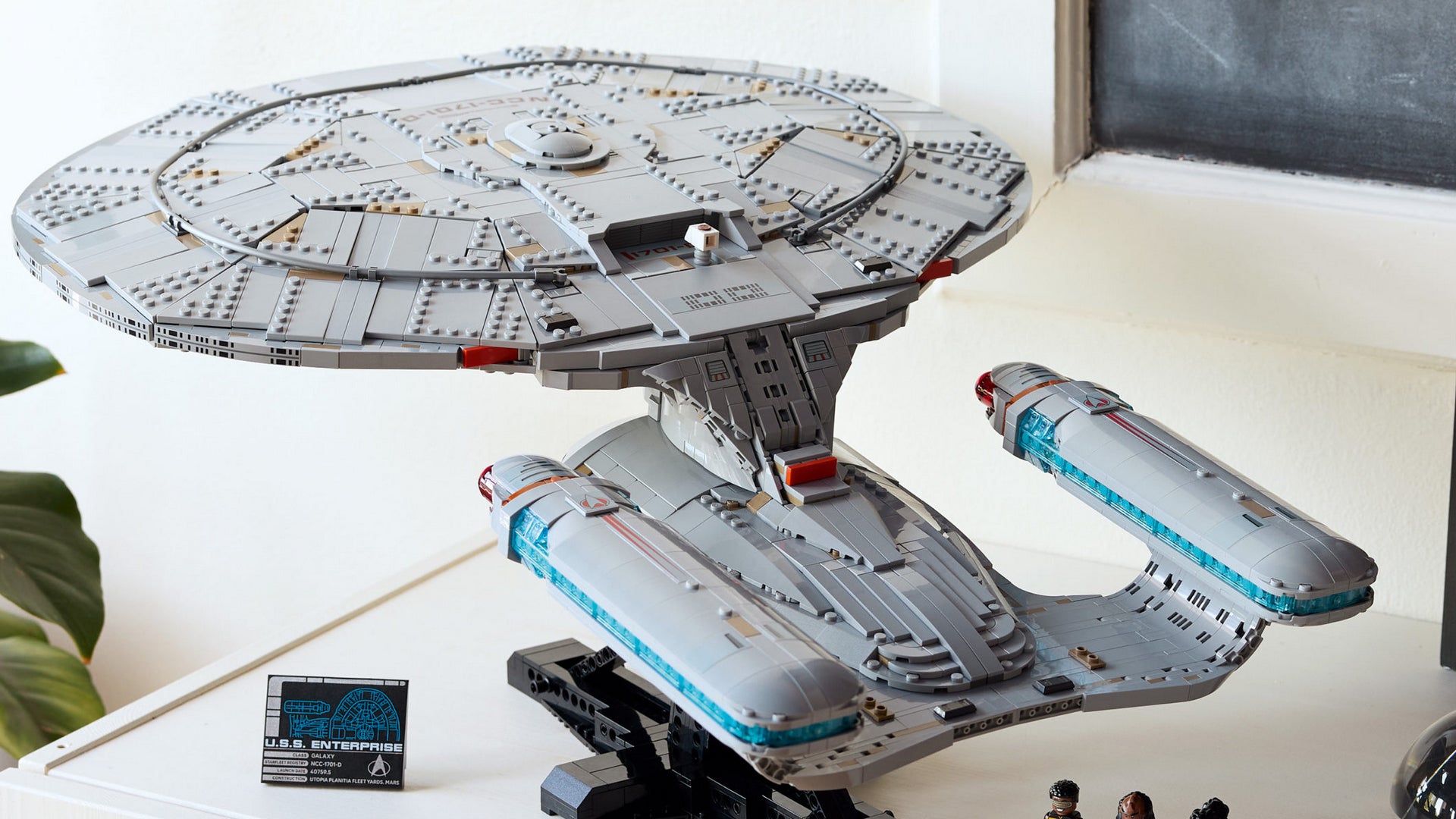 3.600 Teile und neun Minifiguren: Die U.S.S. Enterprise-D erscheint als ...