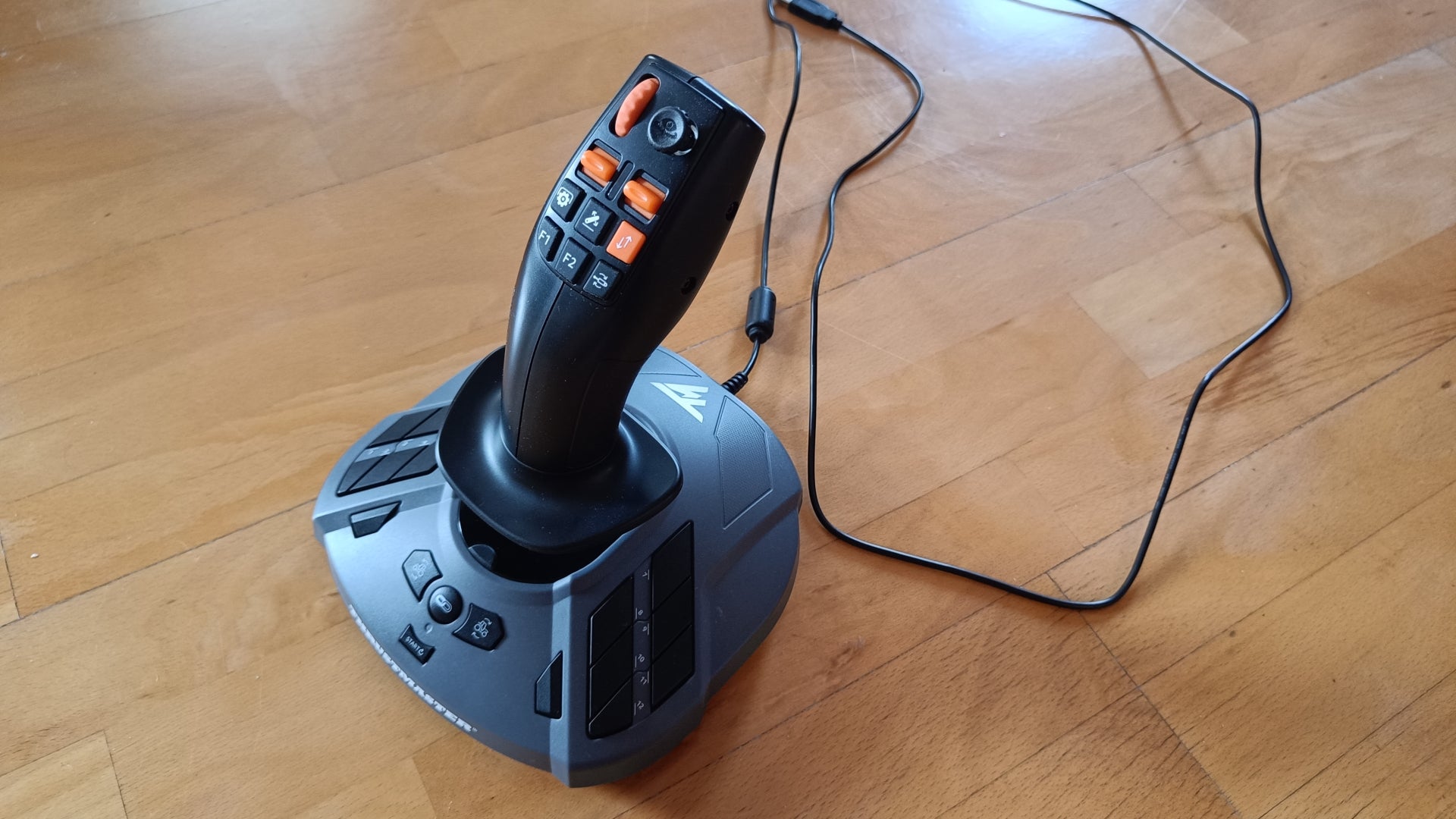 SimTask FarmStick im Test: Damit bekommt ihr die Traktoren wenigstens ...