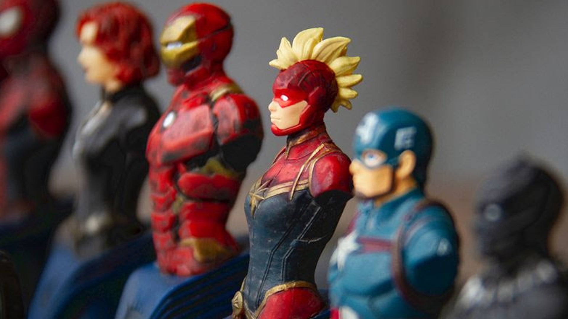 Marvel Collector’s Chess Set pits the Avengers against Loki and Thanos ...