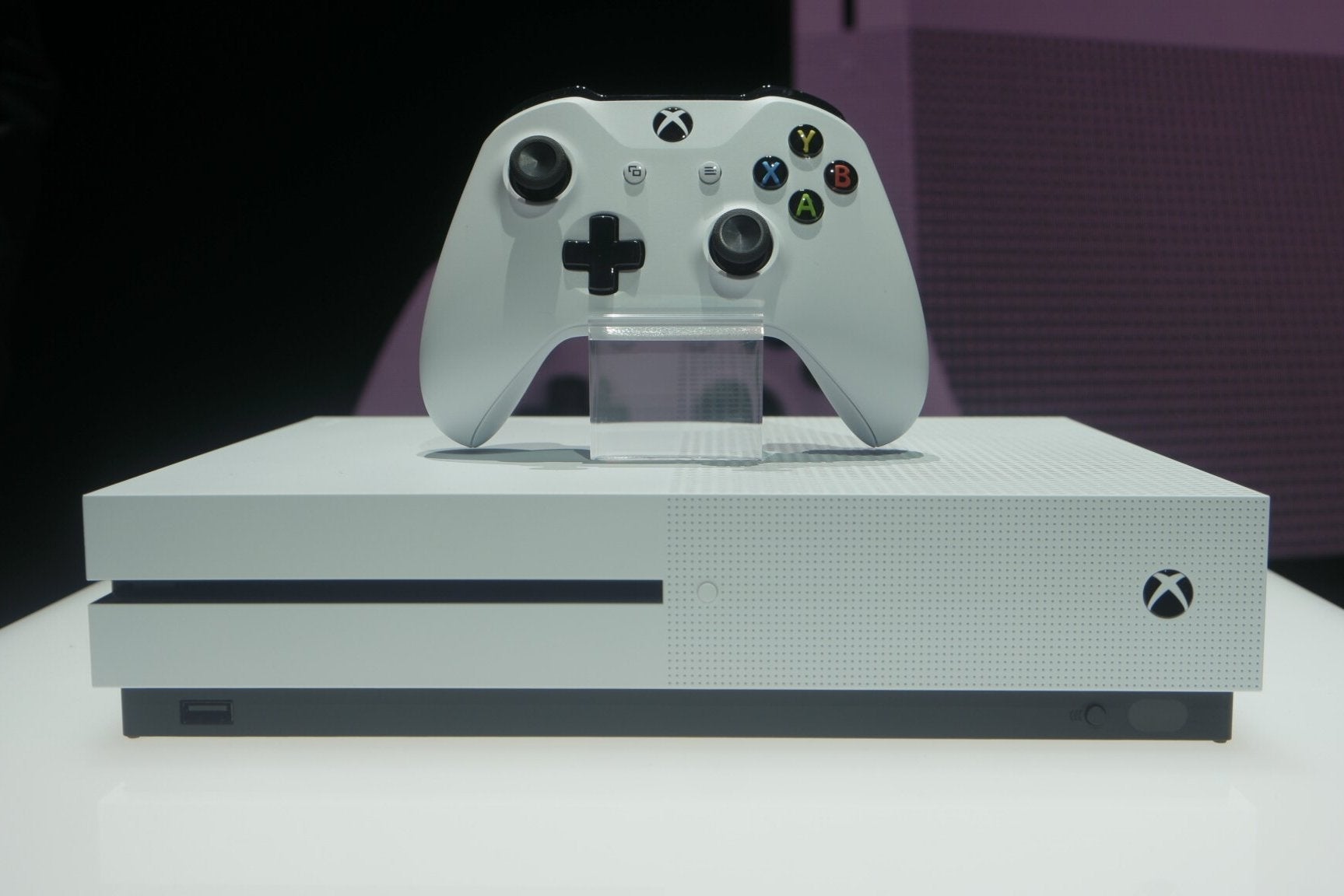 Vê o unboxing oficial da Xbox One S | Eurogamer.pt