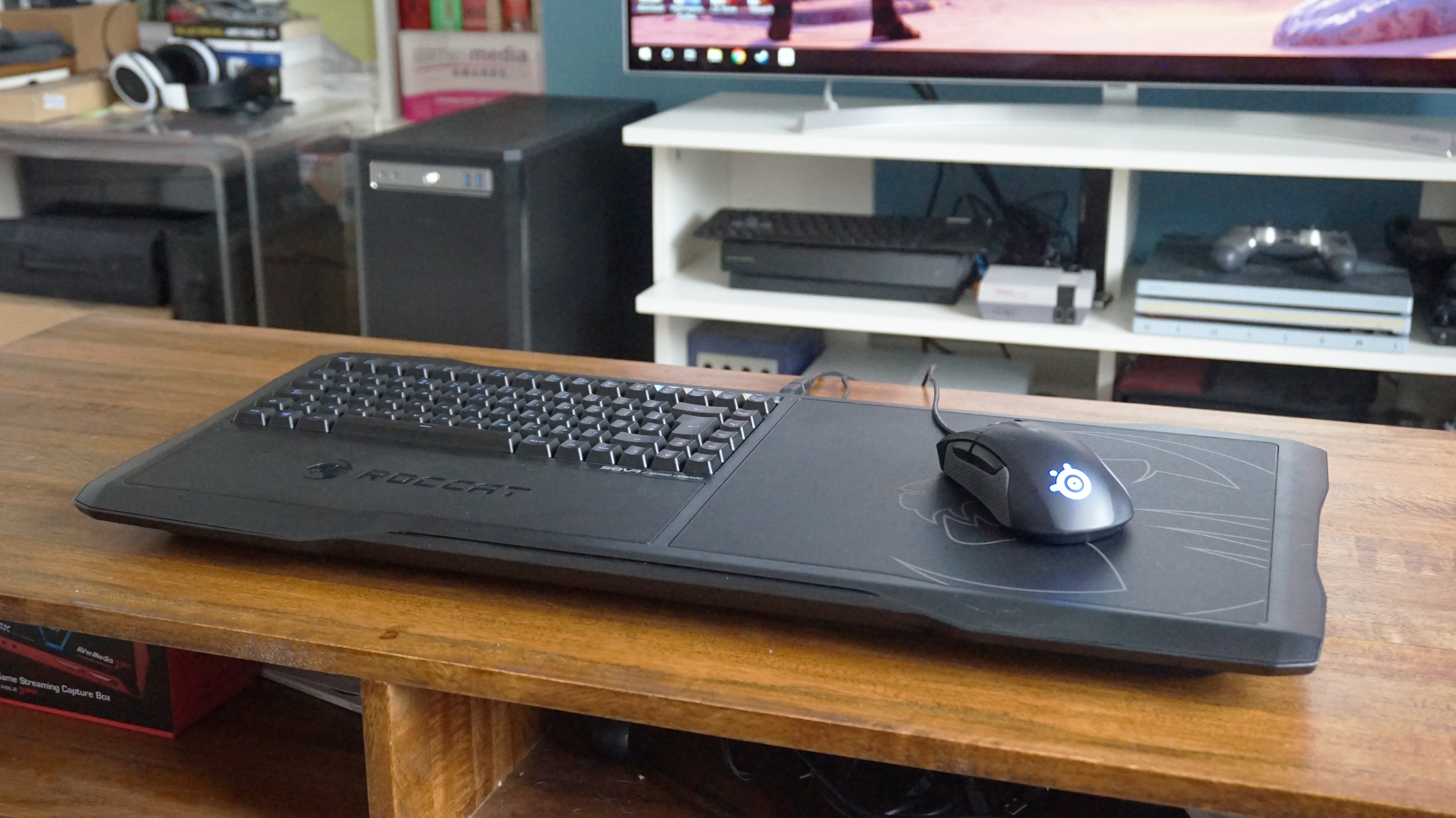 Roccat Sova review: The ultimate lapboard for PC | Rock Paper Shotgun