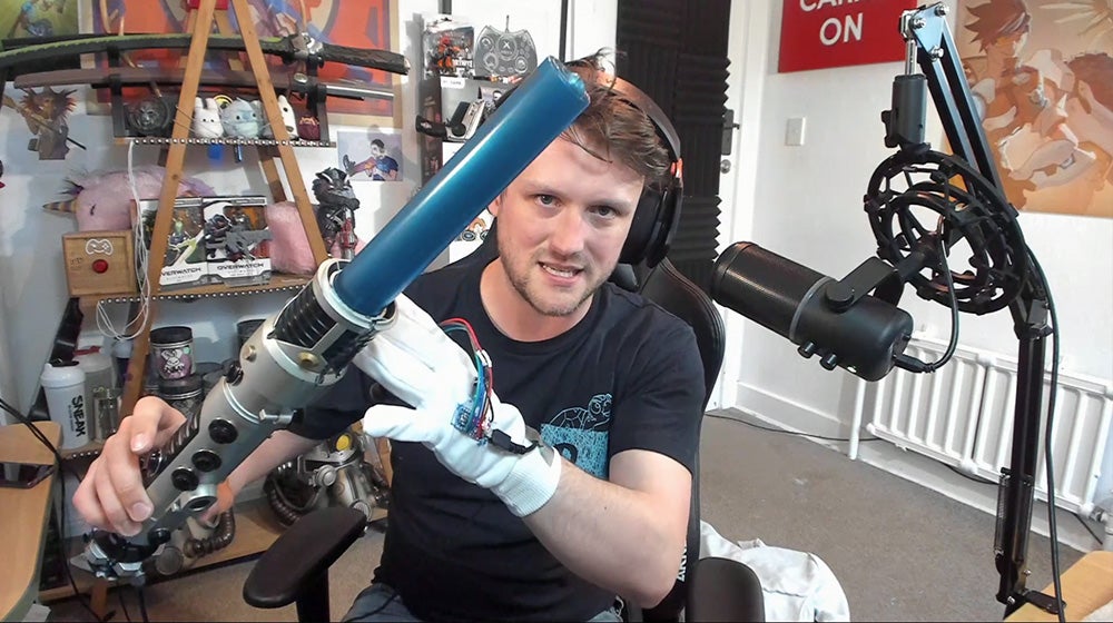 Streamer gra w Star Wars Jedi: Upadły Zakon mieczem świetlnym i ...